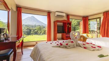 Habitación Superior Vista al Volcán | 1 quarto, edredões de penas, Wi-fi grátis, roupa de cama fornecida