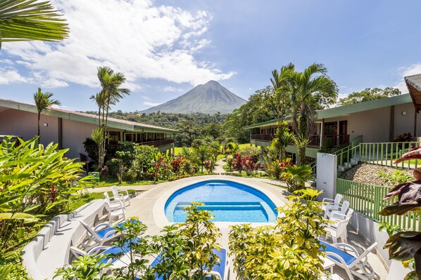 2 piscinas exteriores, espreguiçadeiras 