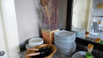 Pequeno-almoço tipo buffet diário (8 EUR por pessoa)