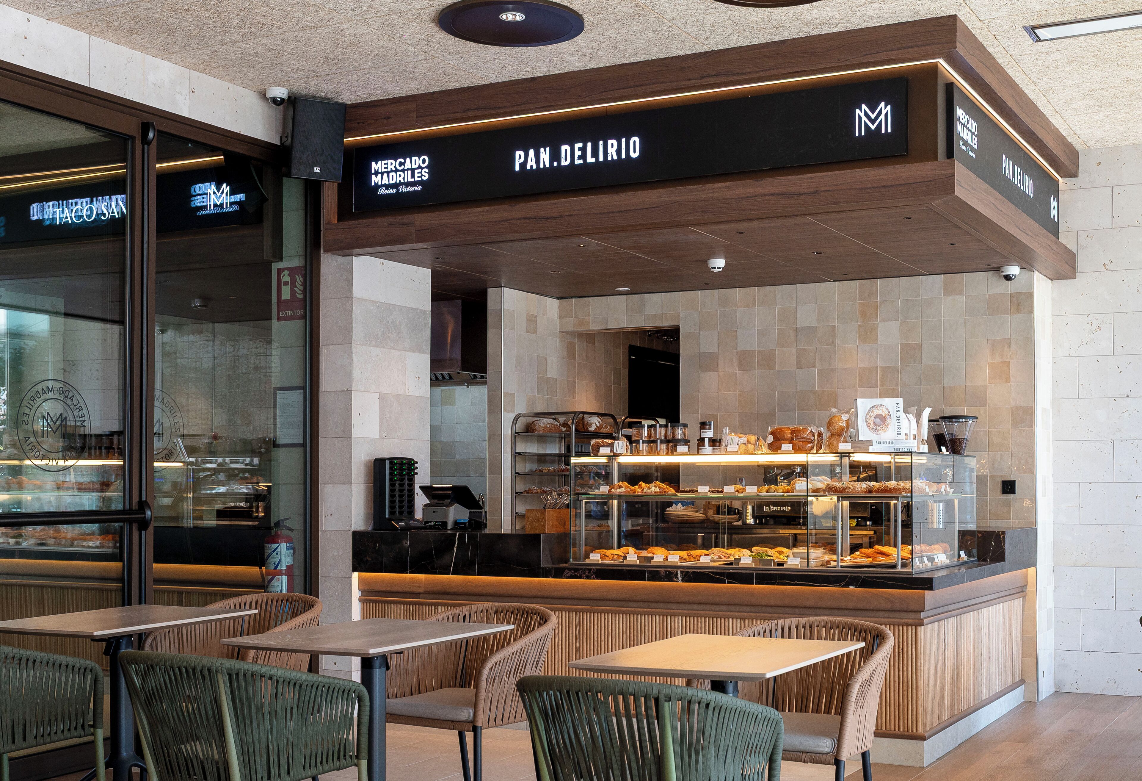 Pequenos-almoços, almoços, jantares servidos, cozinha internacional 