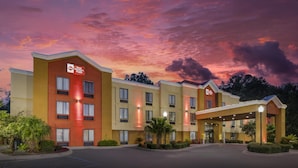 Hotel com design moderno, exibindo uma placa chamativa da 'Best Western', vários andares e uma área de entrada coberta.