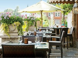 Pequenos-almoços servidos, com espaço para refeições ao ar livre 