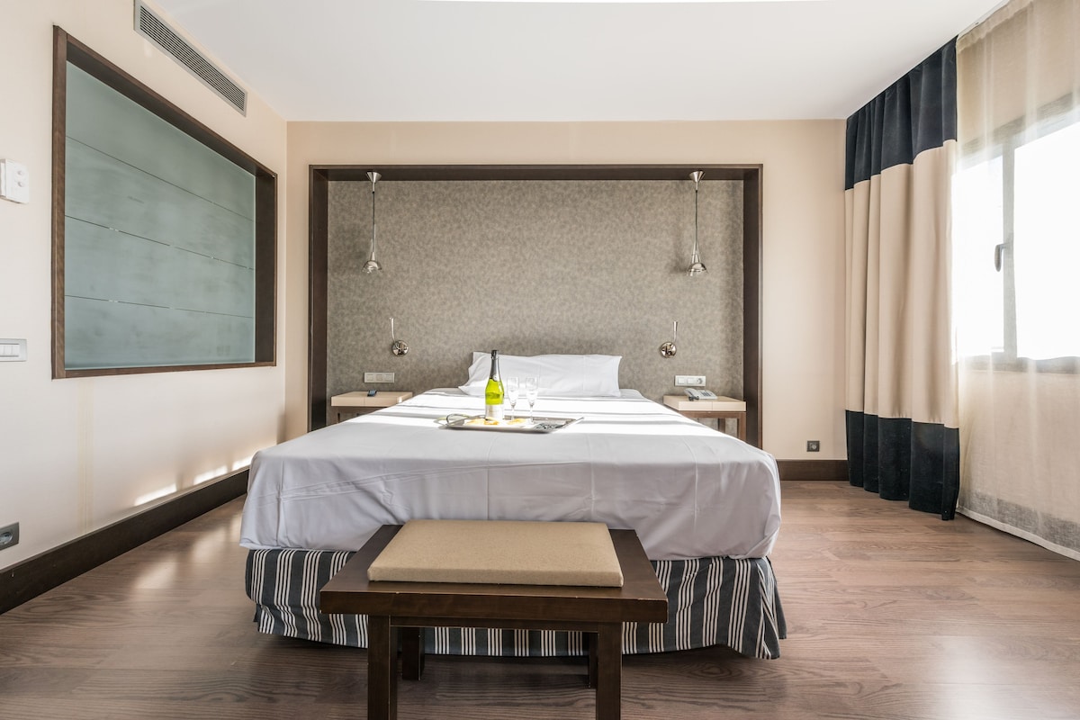 Minibar com produtos grátis, cofre no quarto, secretária 