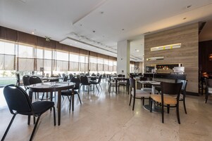 Pequeno-almoço tipo buffet diário mediante uma taxa