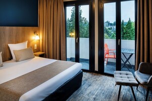 Frigobar, cofres nos quartos, escrivaninha, cortinas blackout