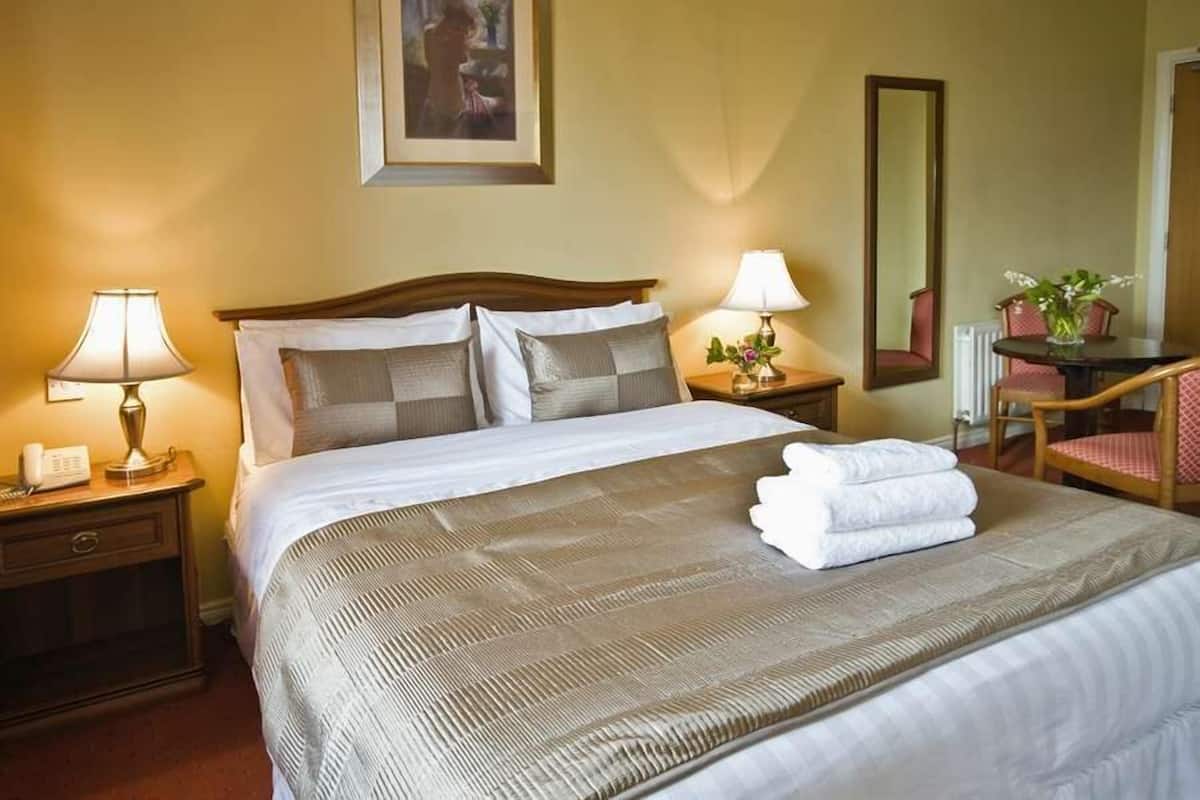 Quarto casal | Roupas de cama premium, escrivaninha, ferros/tábuas de passar roupa