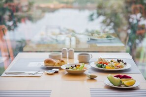 Pequeno-almoço self-service diário mediante uma taxa 