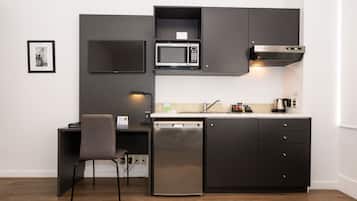 1 quarto, roupa de alta qualidade, secretária