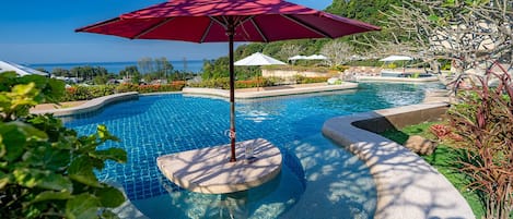 Piscina exterior, guarda-sóis, espreguiçadeiras