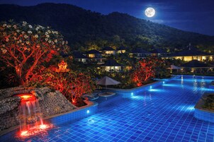 Piscina externa, guarda-sóis, espreguiçadeiras