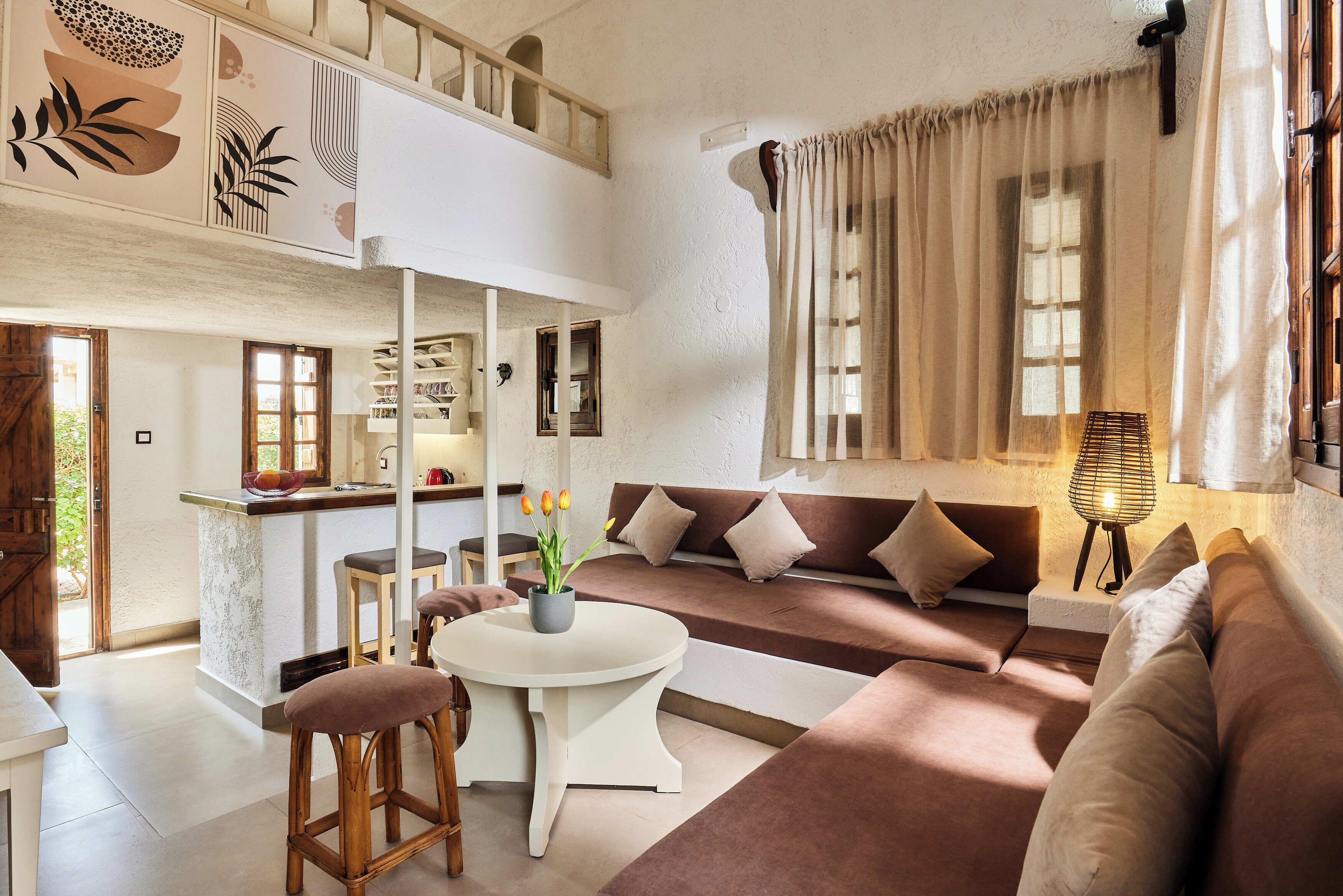 Maisonette for 4 adults + 1 Child | Sala de estar | Televisor de ecrã plano de 43 polegadas com canais via satélite 
