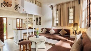 Maisonette for 4 adults + 1 Child | Sala de estar | Televisor de ecrã plano de 43 polegadas com canais via satélite