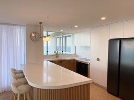 Apartamento, 2 quartos (Absolute Beach Front) | Cozinha privada | Um frigorífico/congelador grande, um micro-ondas, um forno 