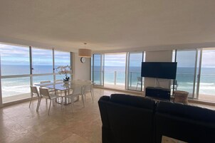 Apartamento, 2 quartos (Absolute Beach Front) | Sala de estar | TV de ecrã plano 