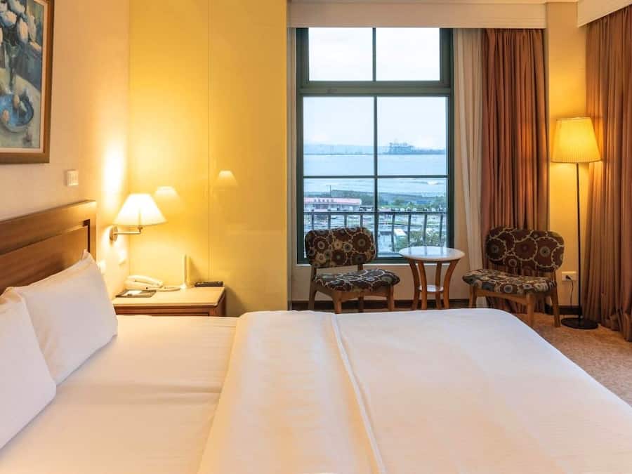 Quarto Premier | Cofre no quarto, secretária