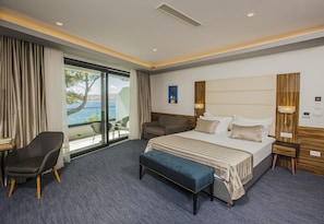 Quarto Duplo Deluxe, terraço | Roupa de alta qualidade, minibar, cofre no quarto, secretária 