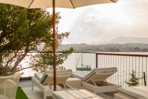Terraço com espreguiçadeiras