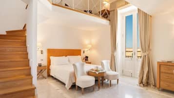 Roupas de cama premium, frigobar, cofres nos quartos, escrivaninha