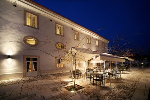 Fachada do alojamento (tarde/noite)