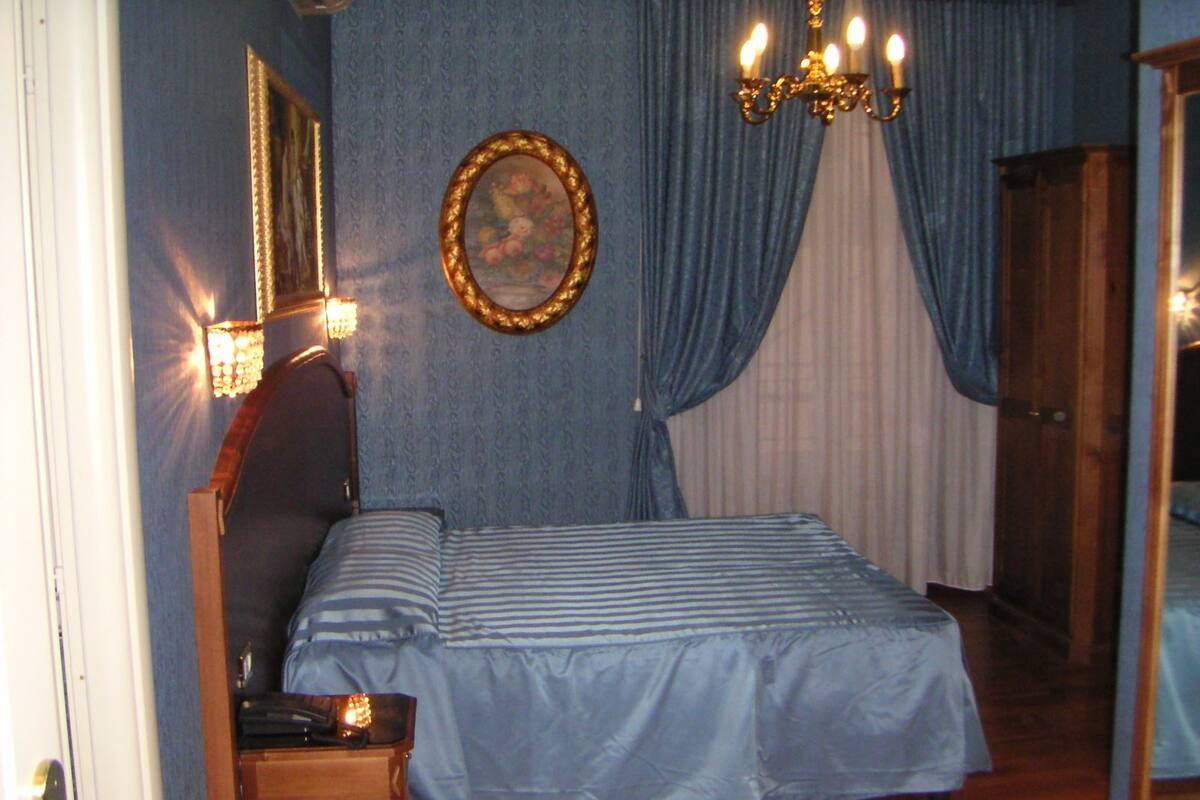 Cofre no quarto, secretária, cortinas/cortinados opacos, Wi-fi grátis 