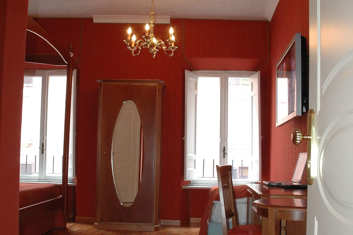 Cofre no quarto, secretária, cortinas/cortinados opacos, Wi-fi grátis 