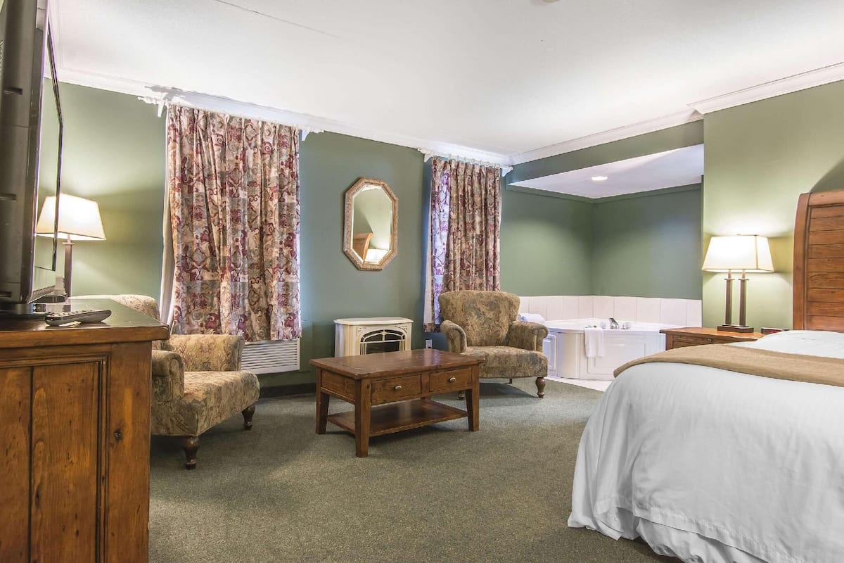 Secretária, cortinas/cortinados opacos, ferro/tábua de engomar