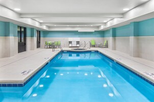 Piscina interior, da(s) 10:00 à(s) 22:00, espreguiçadeiras 