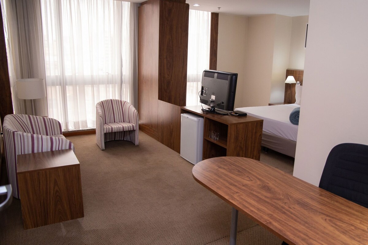 Minibar, cofre no quarto, secretária 