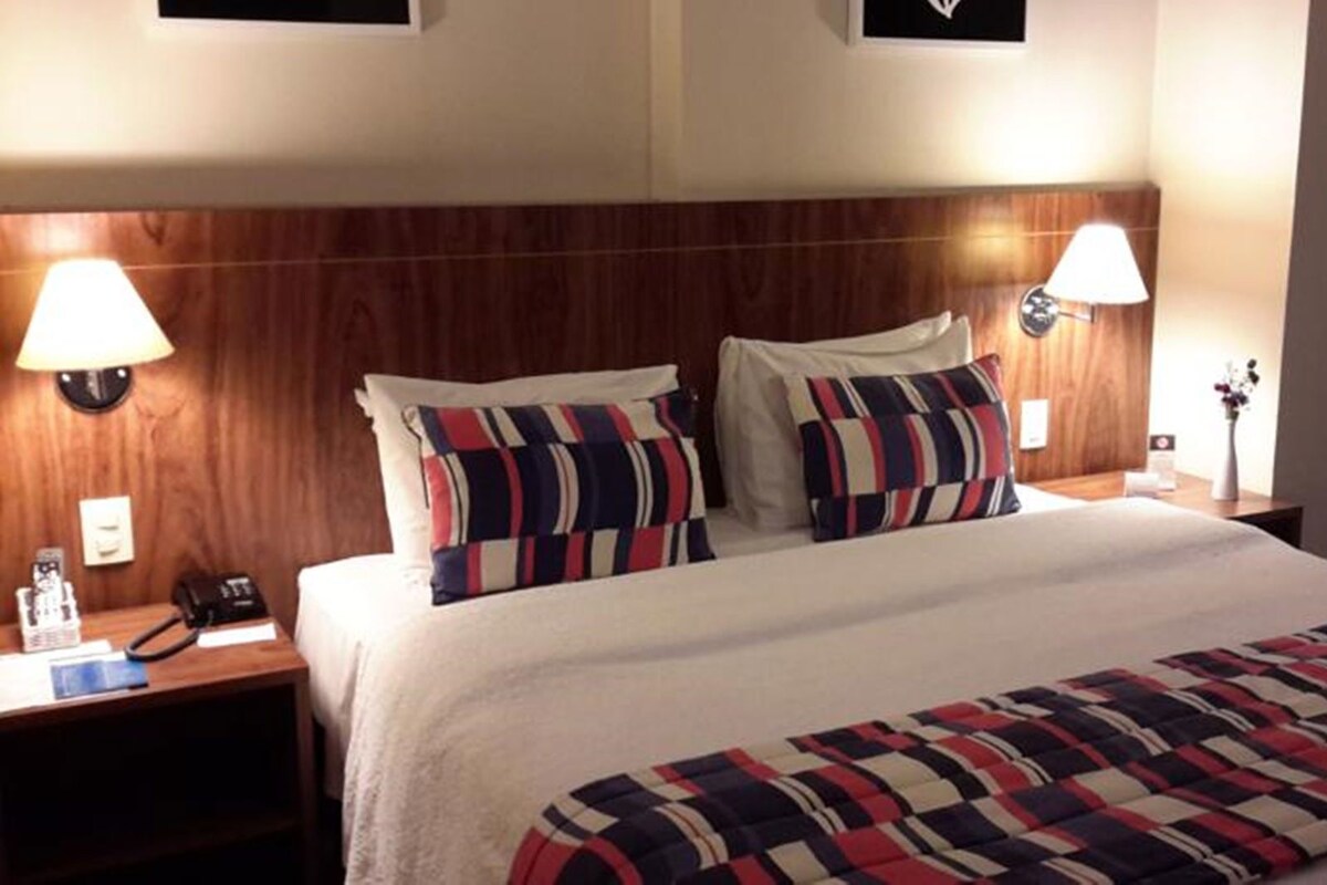 Minibar, cofre no quarto, secretária 