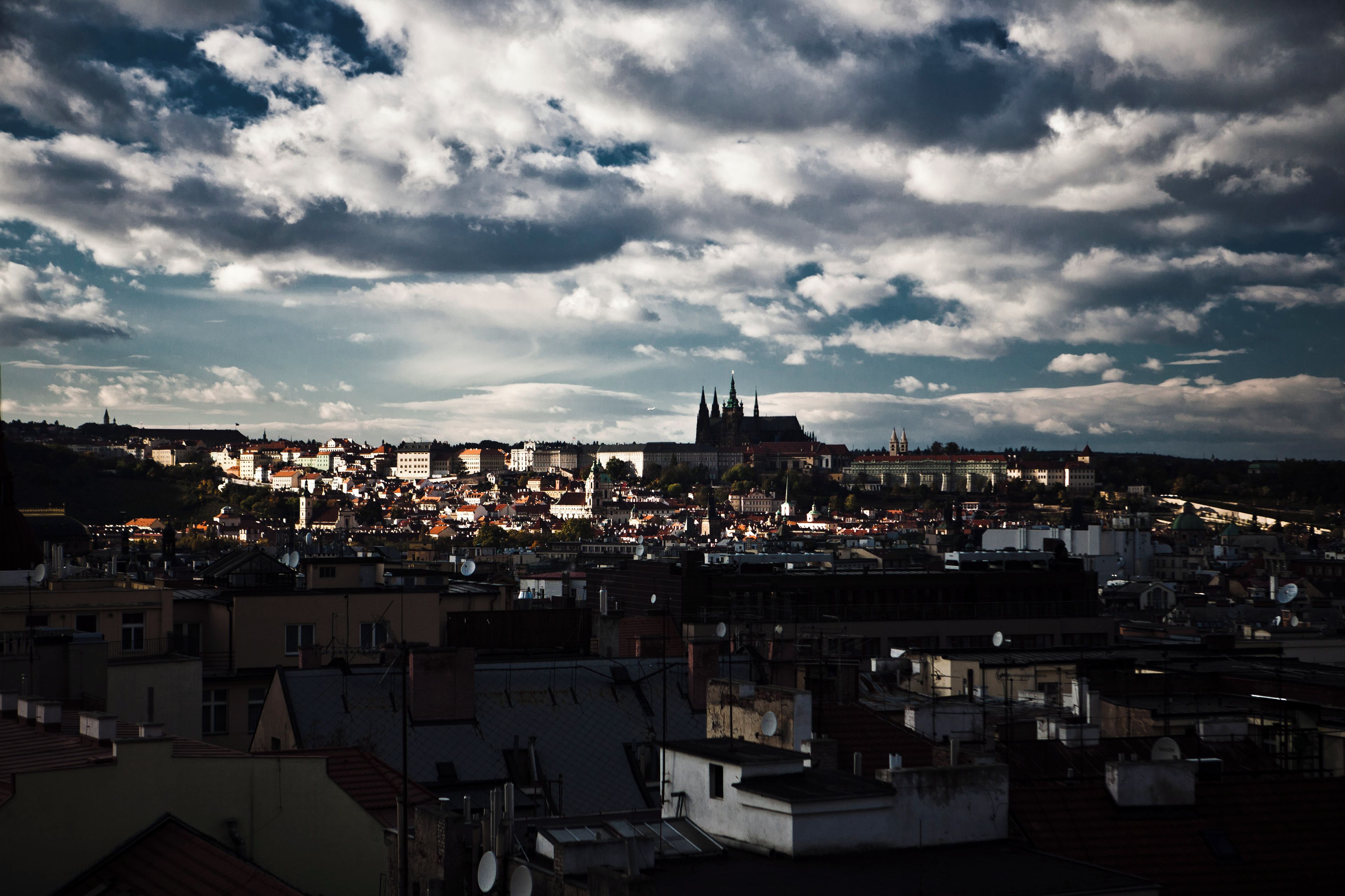 Paisagem urbana com uma igreja imponente e edifícios ao redor.