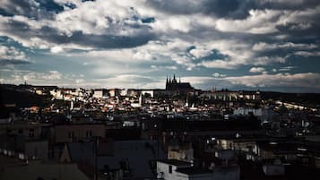Paisagem urbana com uma igreja imponente e edifícios ao redor.