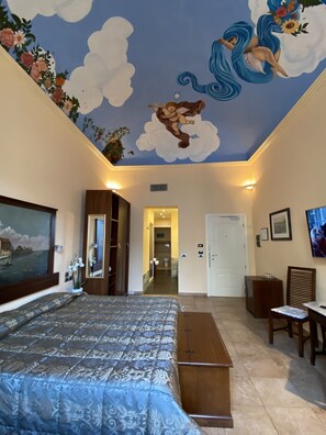 Minibar, cofre no quarto, secretária, cortinas/cortinados opacos 