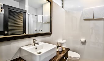Chuveiro, produtos de toalete grátis, secador de cabelo 