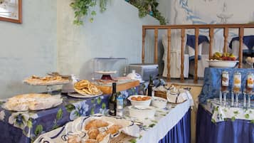 Café da manhã com buffet grátis todos os dias