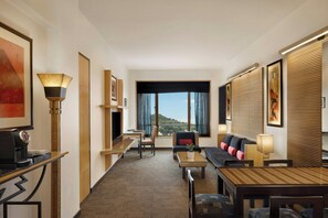 Suite, 1 cama king-size, Vista para a cidade | Sala | Televisor LCD 