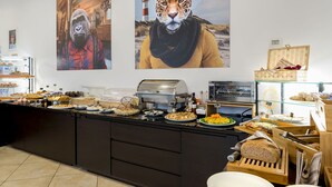 Uma área de buffet com diversos alimentos e um espaço para café.
