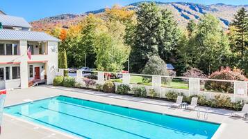 Piscina interna, piscina externa, espreguiçadeiras