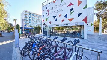 Uma estação de aluguel de bicicletas com várias bicicletas disponíveis.