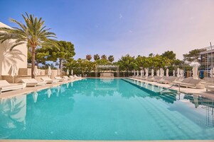 Piscina exterior sazonal, da(s) 10:00 à(s) 18:00, guarda-sóis 