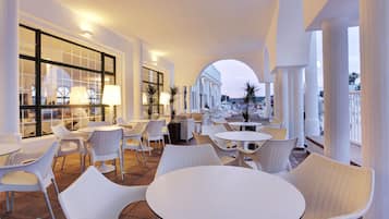 Café da manhã, almoço e jantar; culinária internacional