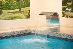 Piscina interna, espreguiçadeiras