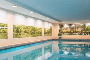 Piscina interior, espreguiçadeiras 