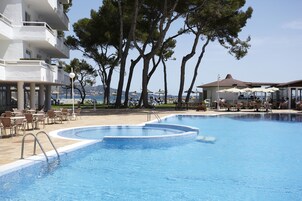 Piscina interior, piscina exterior, guarda-sóis, espreguiçadeiras