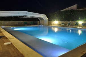 Piscina exterior sazonal, guarda-sóis, espreguiçadeiras