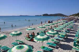 Uma praia privada nas proximidades, espreguiçadeiras