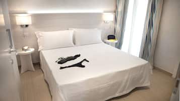 Quarto Duplo | Com mobília individualizada, secretária, cortinas/cortinados opacos