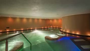 Piscina interior, espreguiçadeiras
