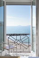 Quarto Duplo, vista para o mar | Edredões de penas, minibar, cofre no quarto, secretária 