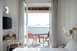 Quarto casal superior, sacada | Edredons de pluma, frigobar, cofres nos quartos, escrivaninha