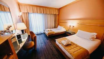 Quarto superior | Roupas de cama premium, edredons de pluma, frigobar, escrivaninha